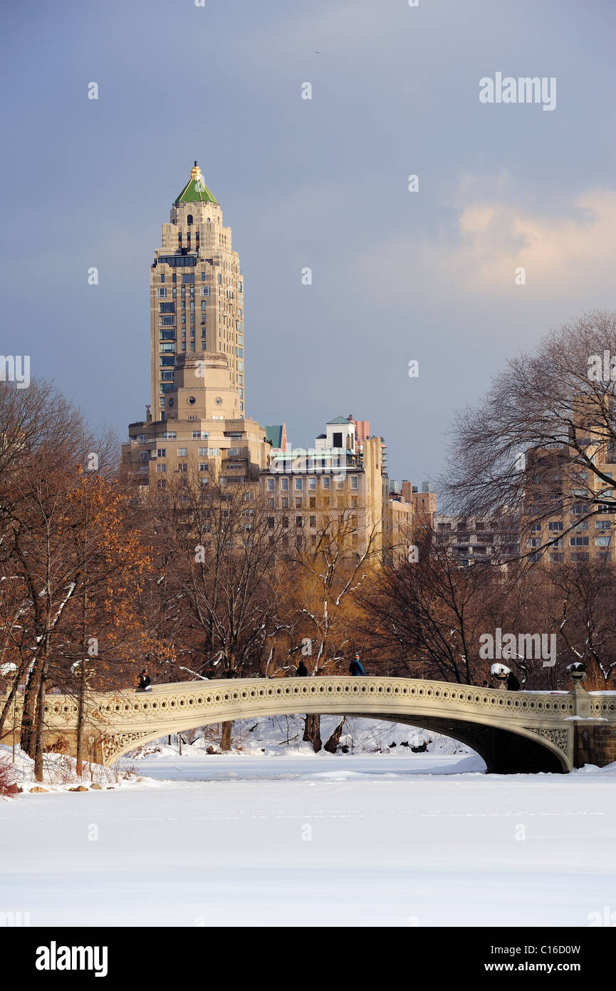 New York City Manhattan Central Park in winter with snow and city ...