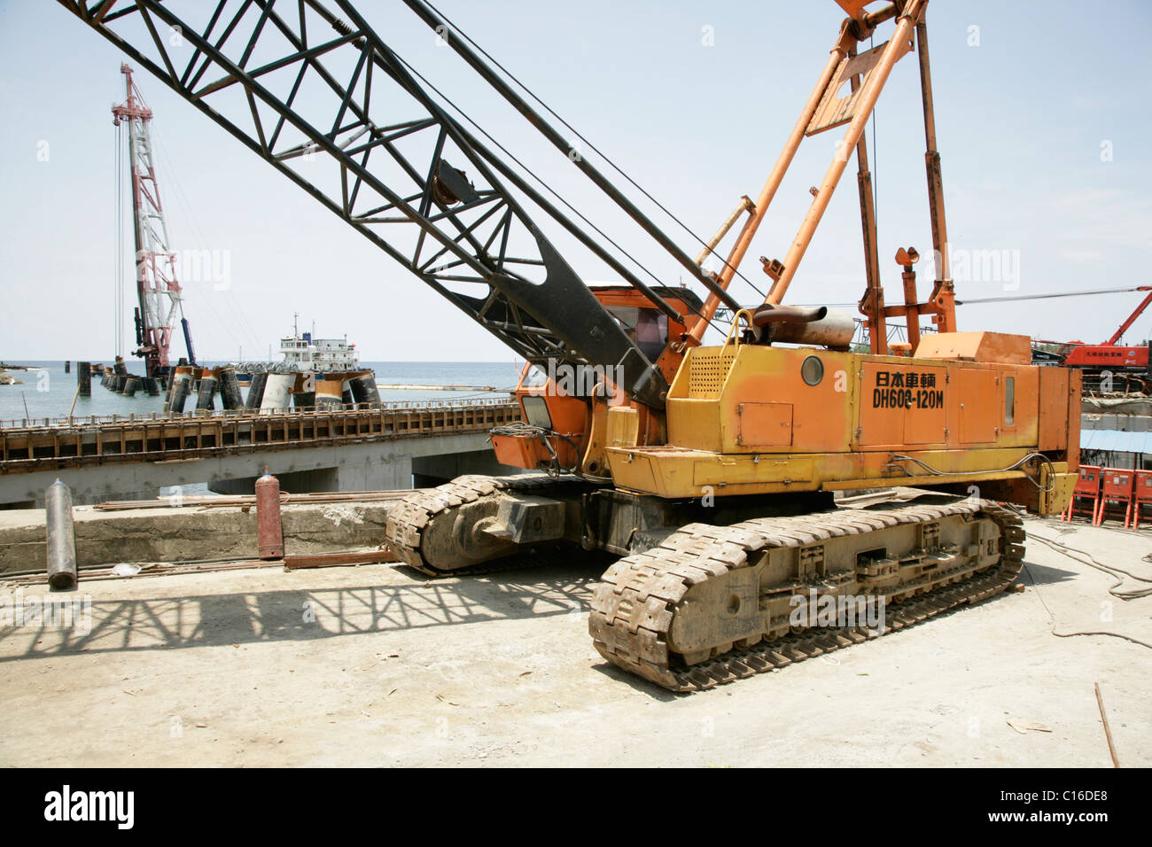 Crawler crane hi-res stock photography and images - Alamy