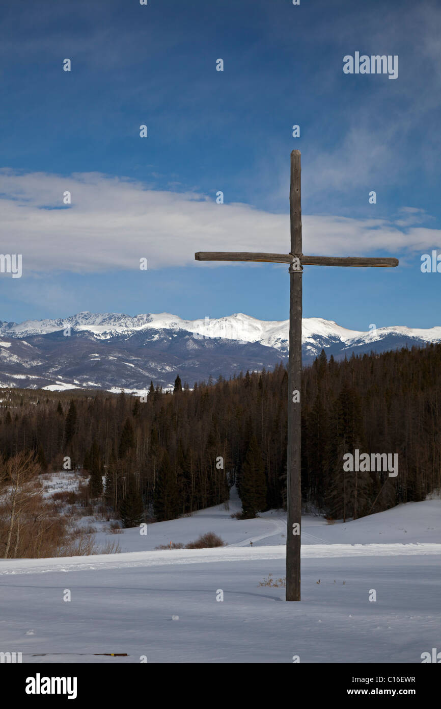 A wooden cross on top of a hill at Snow Mountain Ranch Stock Photo - Alamy