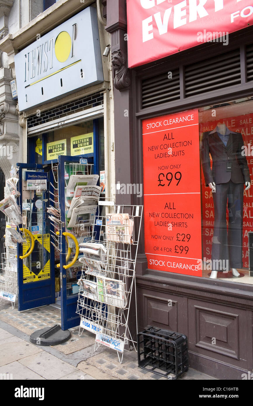 A news agents on Fleet Street Stock Photo - Alamy