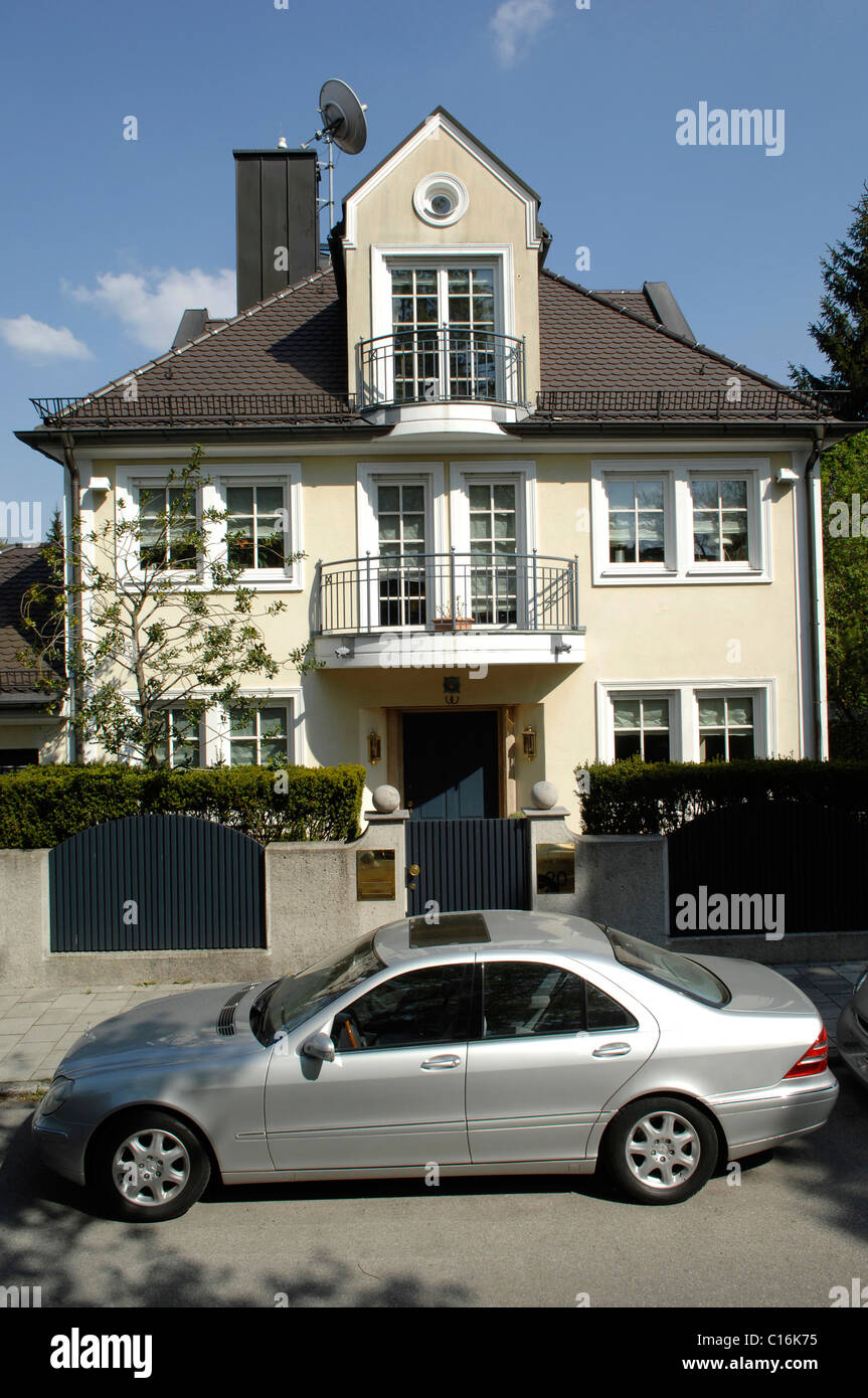 Villa and car hi-res stock photography and images - Alamy