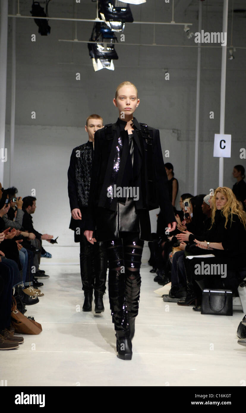 Model Mercedes-Benz IMG New York Fashion Week Fall 2009 - Rad Hourani ...