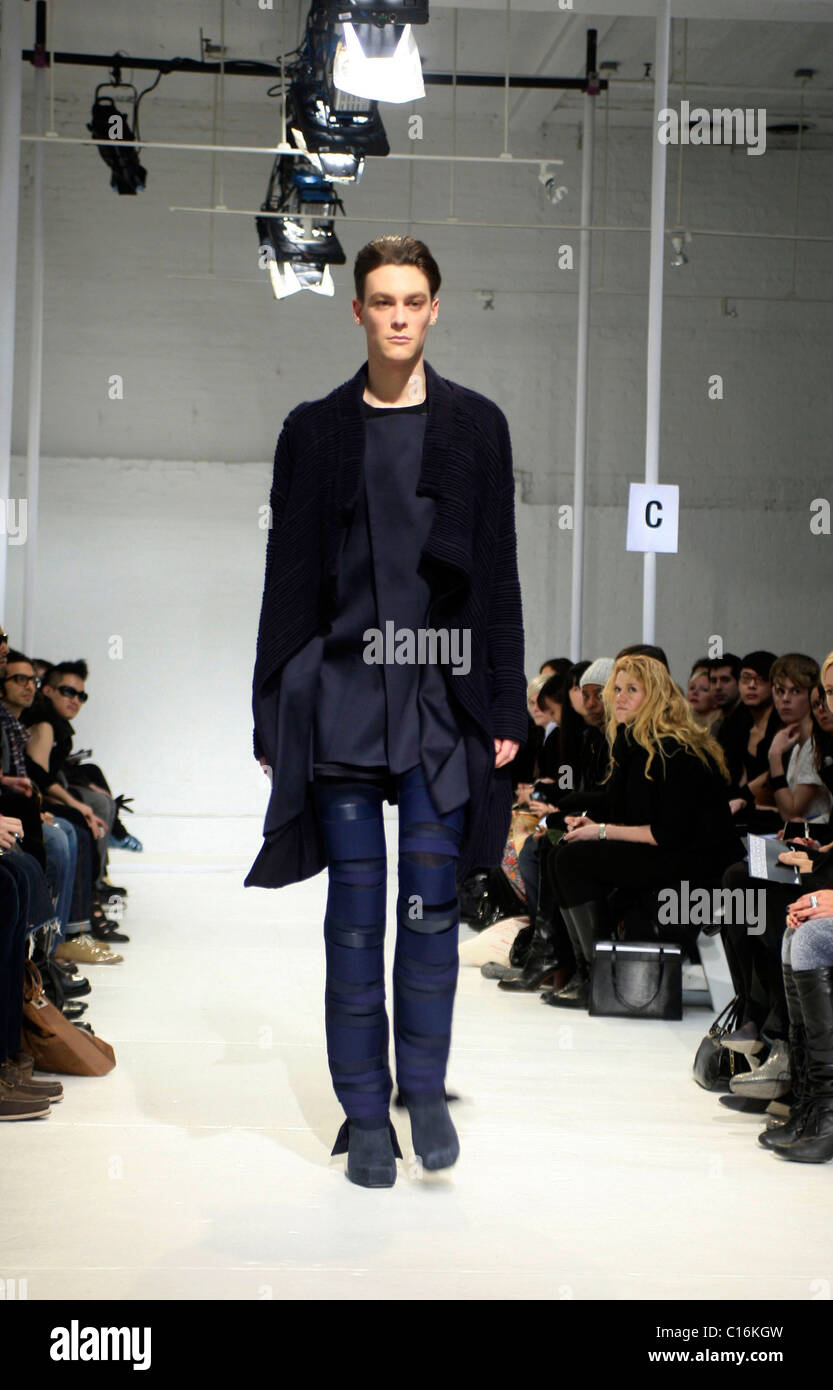 Model Mercedes-Benz IMG New York Fashion Week Fall 2009 - Rad Hourani ...