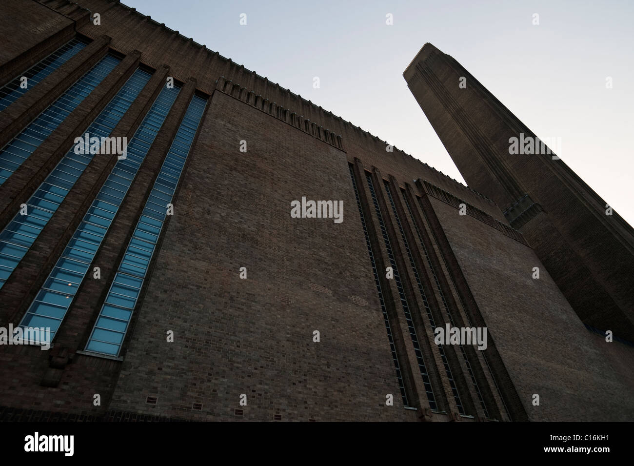 The unmistakable profile of the Bankside Power Station which houses ...
