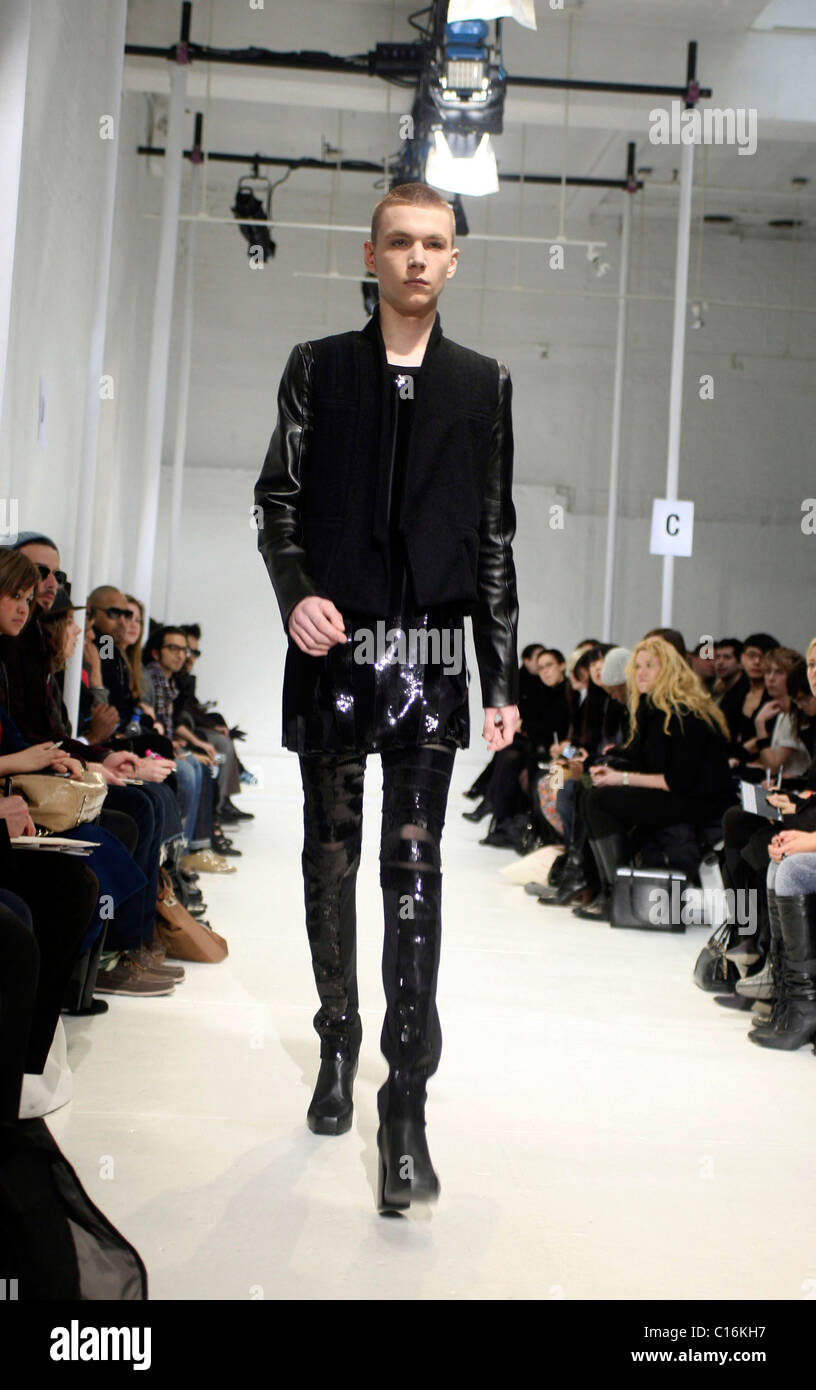 Model Mercedes-Benz IMG New York Fashion Week Fall 2009 - Rad Hourani ...