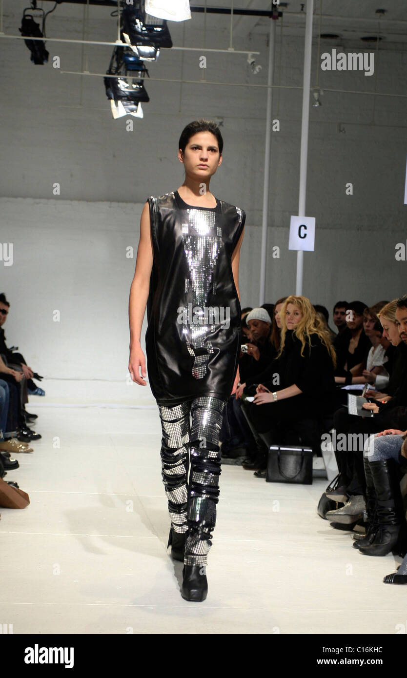 Model Mercedes-Benz IMG New York Fashion Week Fall 2009 - Rad Hourani ...