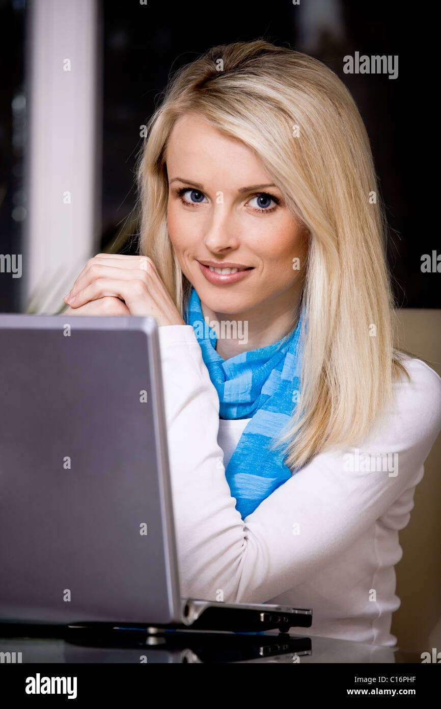 Chat computer hi-res stock photography and images - Alamy