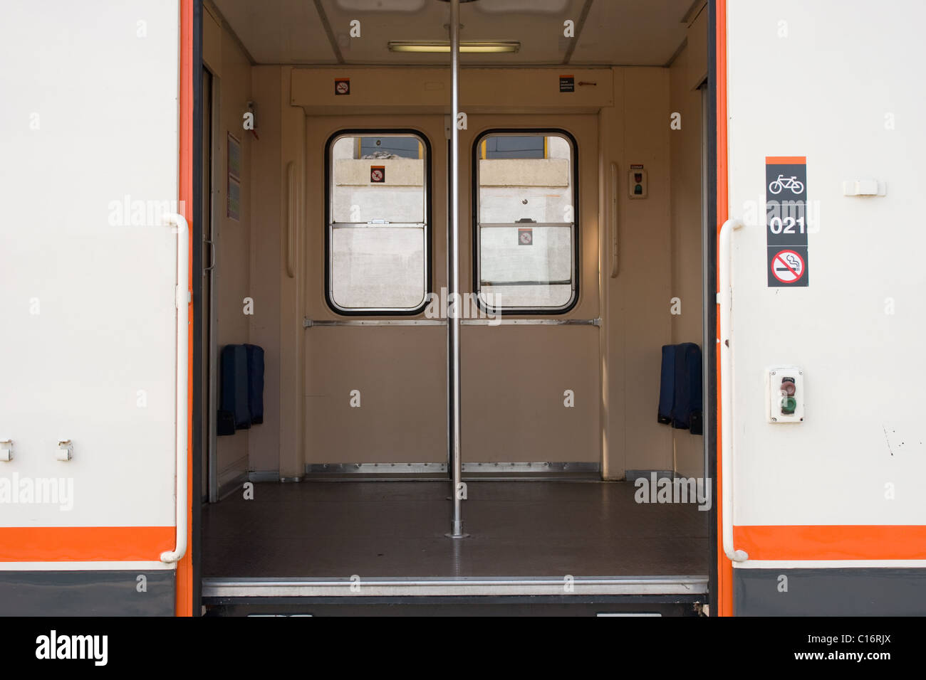 Train carriage door open hi-res stock photography and images - Alamy