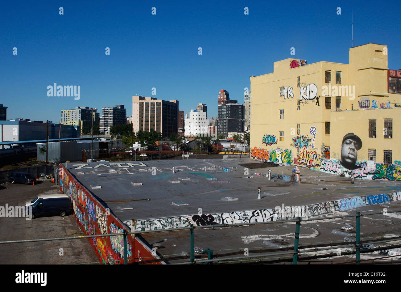 Graffiti covered buildings hi-res stock photography and images - Alamy