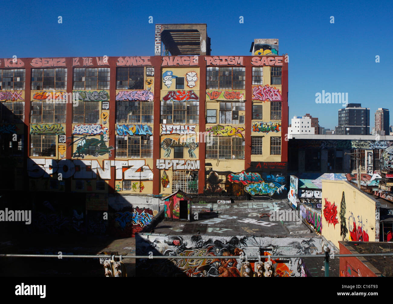 Graffiti on buildings in New York Stock Photo - Alamy