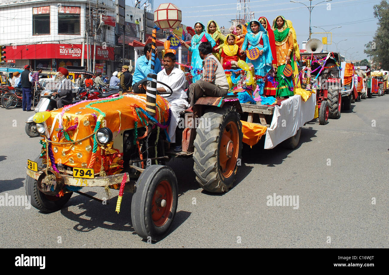 Indian college girls perform 'Gidha', the folk dance from the state of ...