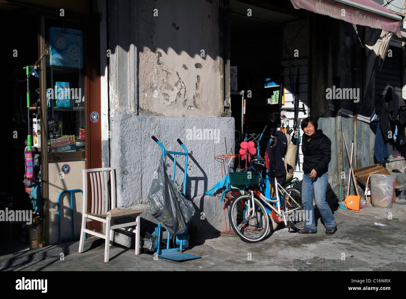 ITALY.SICILY.CHINESE IMMIGRANTS IN CATANIA Stock Photo - Alamy