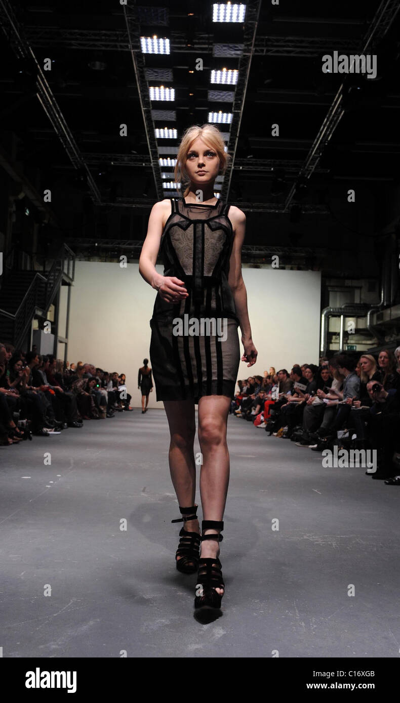 Christopher kane catwalk london fashion week hi-res stock photography ...