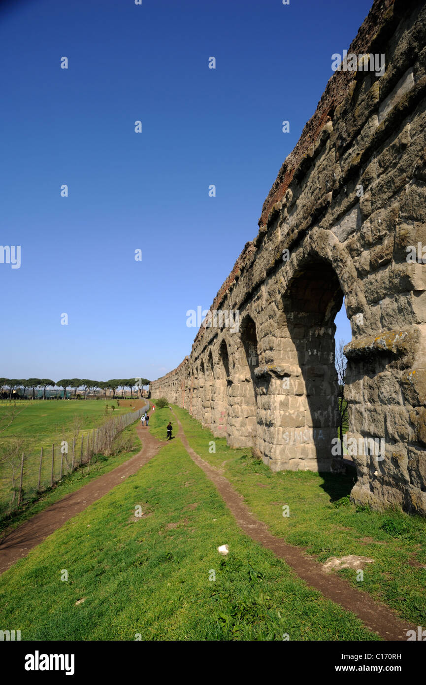 Roman paths hi-res stock photography and images - Alamy