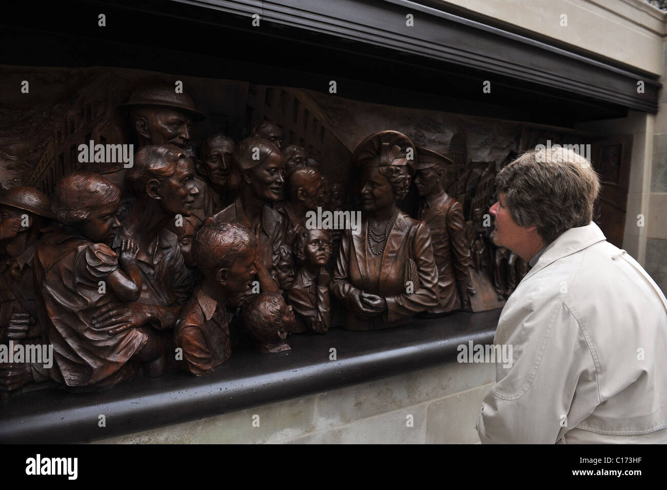 The Queen Elizabeth: The Queen Mother Memorial - unveiling ceremony ...