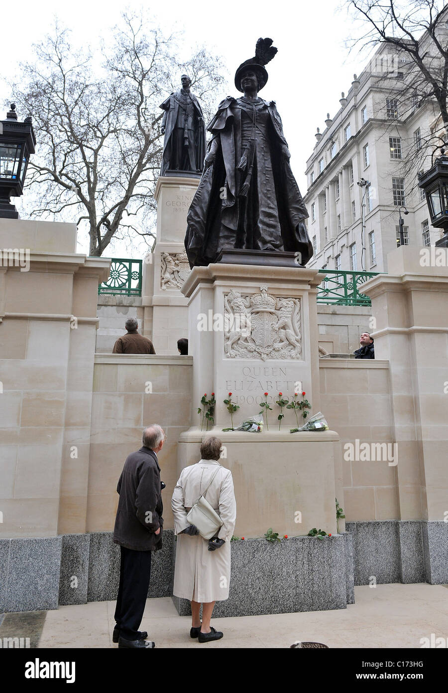 The Queen Elizabeth: The Queen Mother Memorial - unveiling ceremony ...