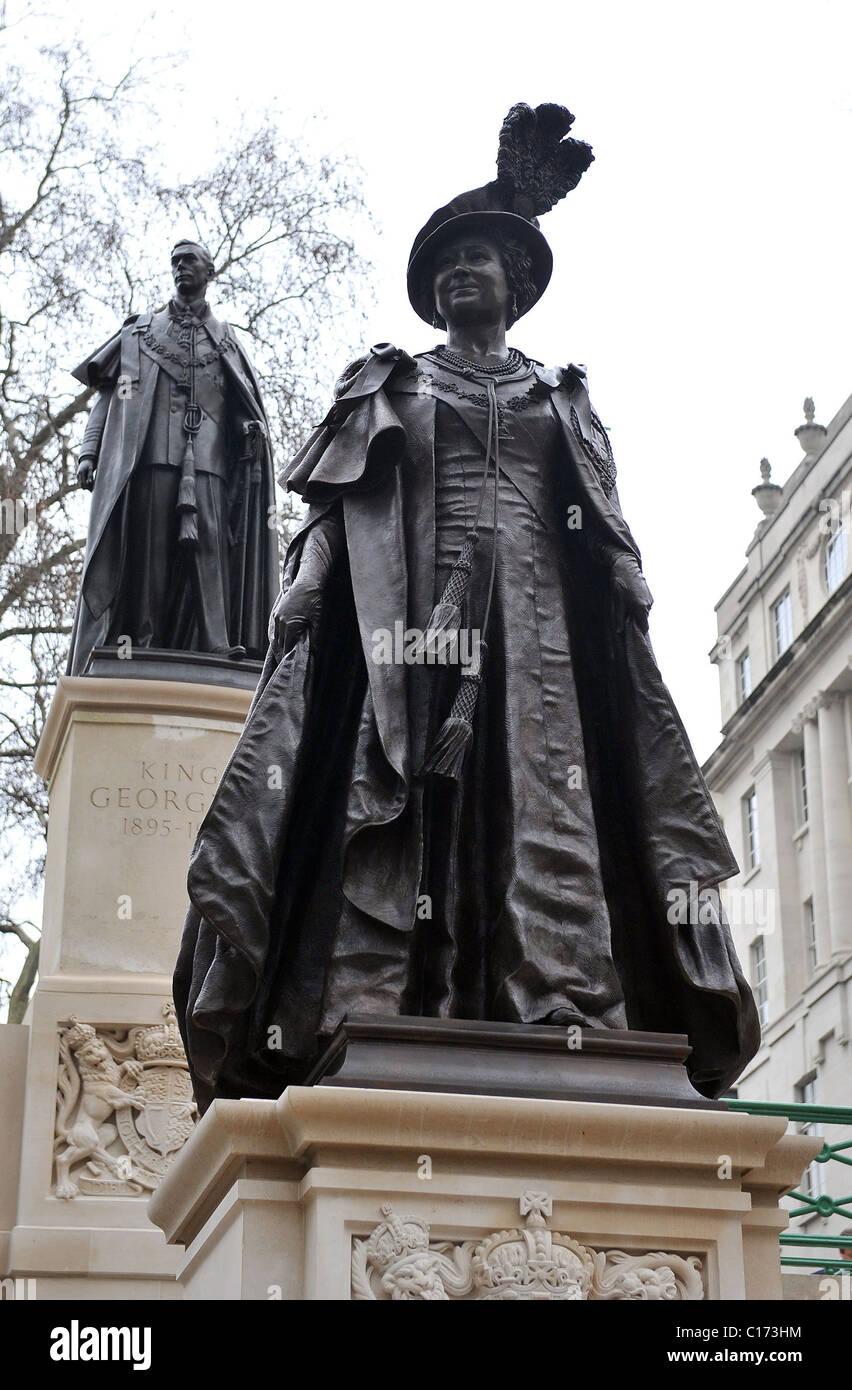 The Queen Elizabeth: The Queen Mother Memorial - unveiling ceremony ...