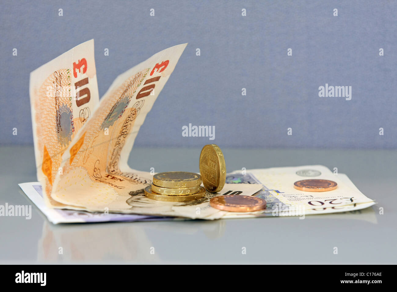 Sterling £2, £1, 2p and 1p coins on £20 and £10 notes Stock Photo - Alamy