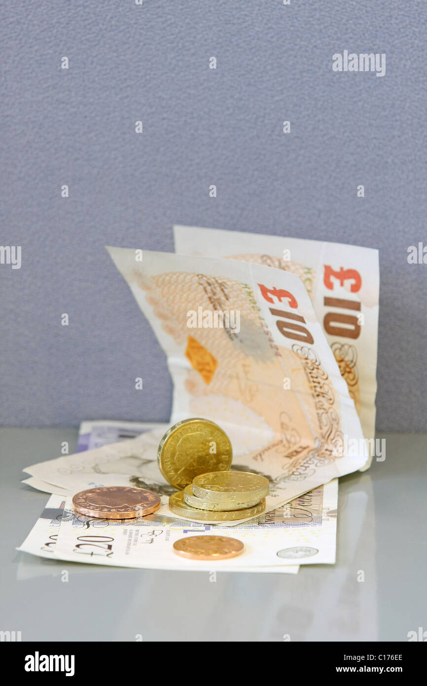 Sterling £2, £1, 2p and 1p coins on £20 and £10 notes Stock Photo - Alamy