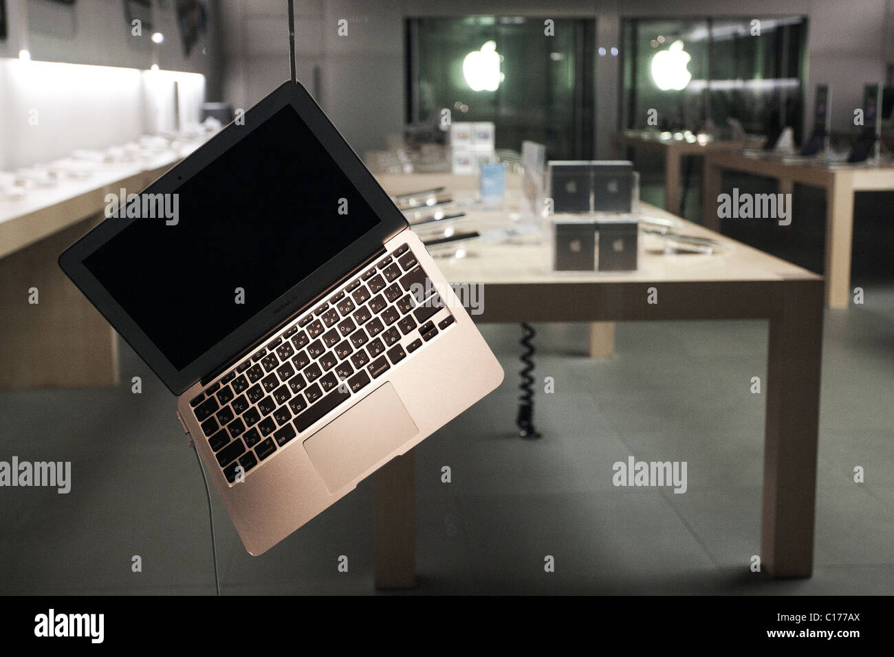 Apple store GInza, Tokyo Japan Stock Photo - Alamy