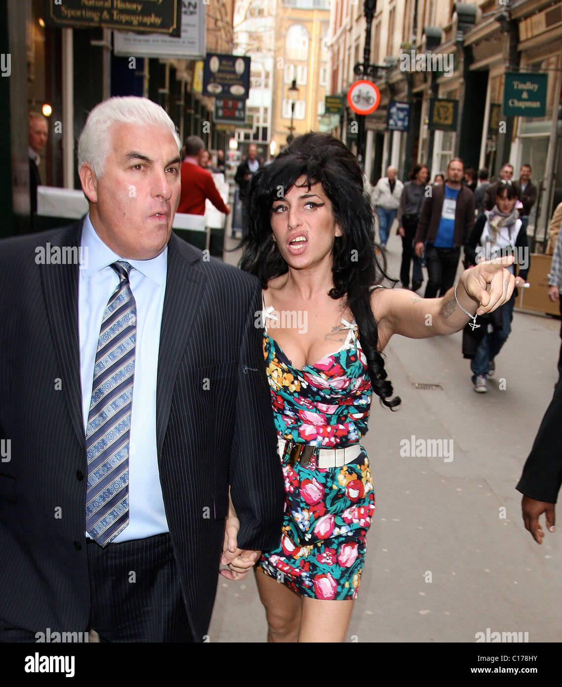 Amy Winehouse out shopping in central London with her father Mitch ...