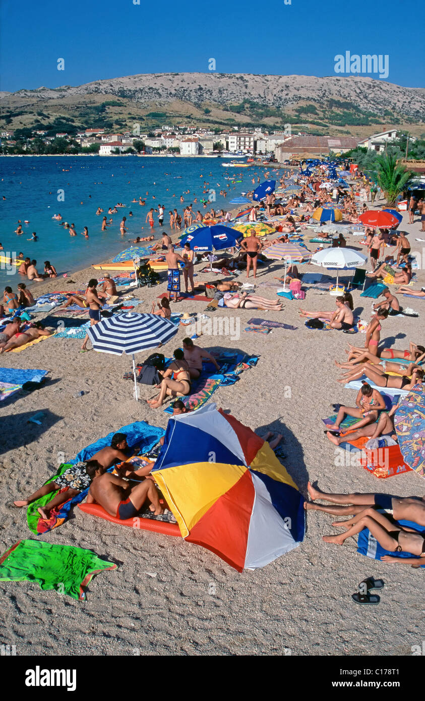 Pag beach. Crowded beach near old town Pag, Croatia Stock Photo - Alamy
