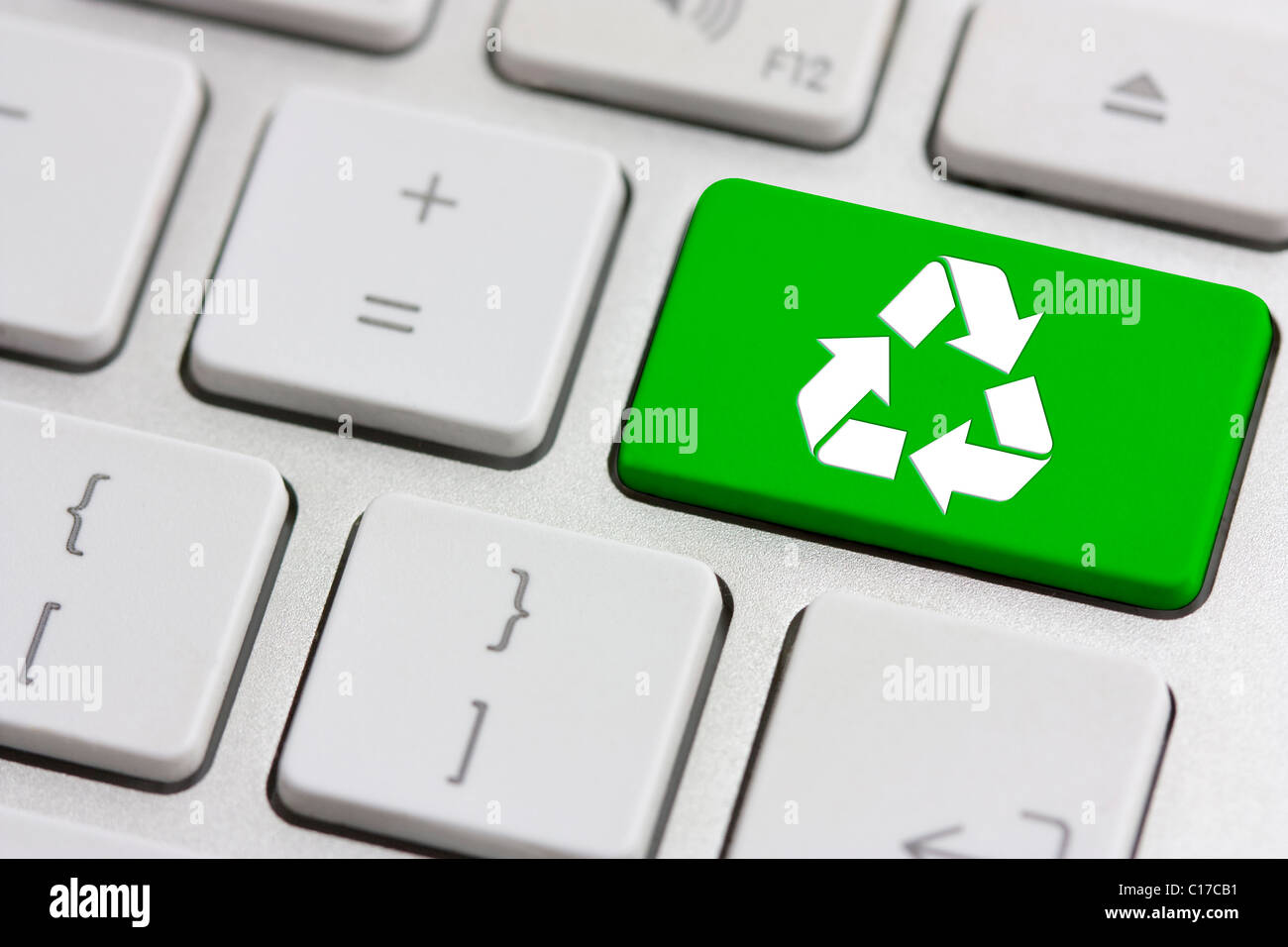 green recycle button on a modern silver keyboard Stock Photo - Alamy