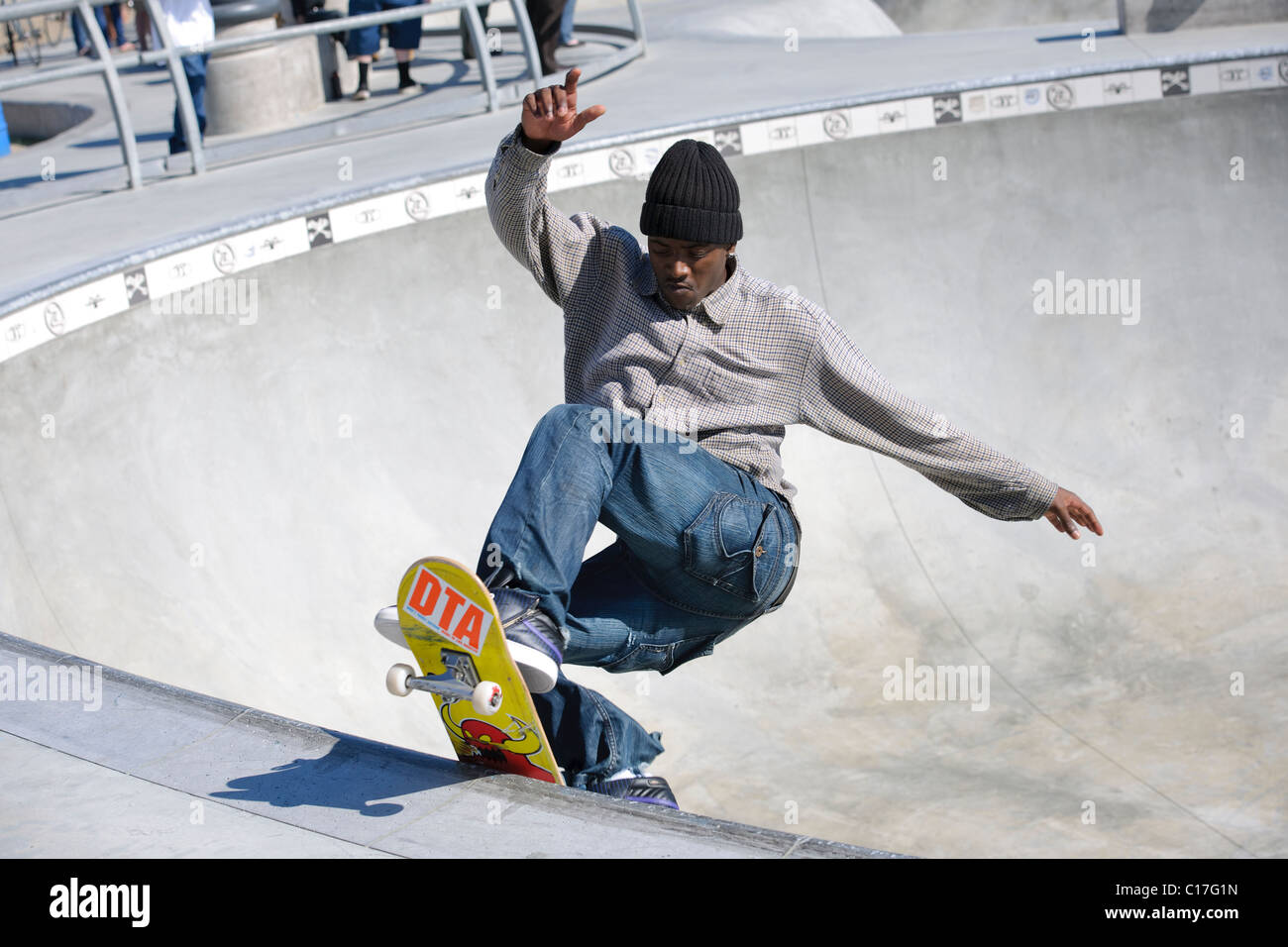 skate boarding in venice beach california skate park Stock Photo - Alamy