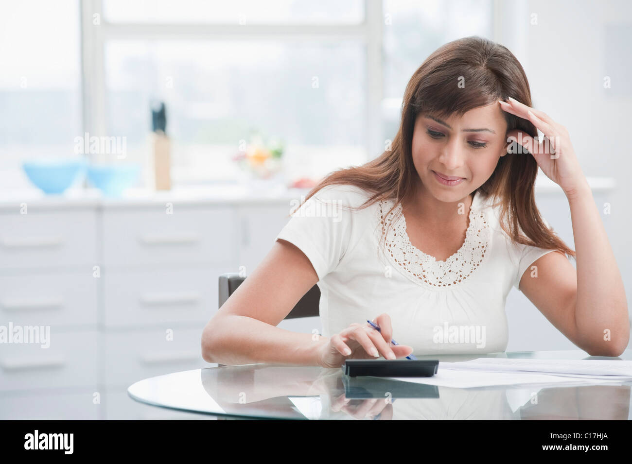 Hands sorting bills hi-res stock photography and images - Alamy