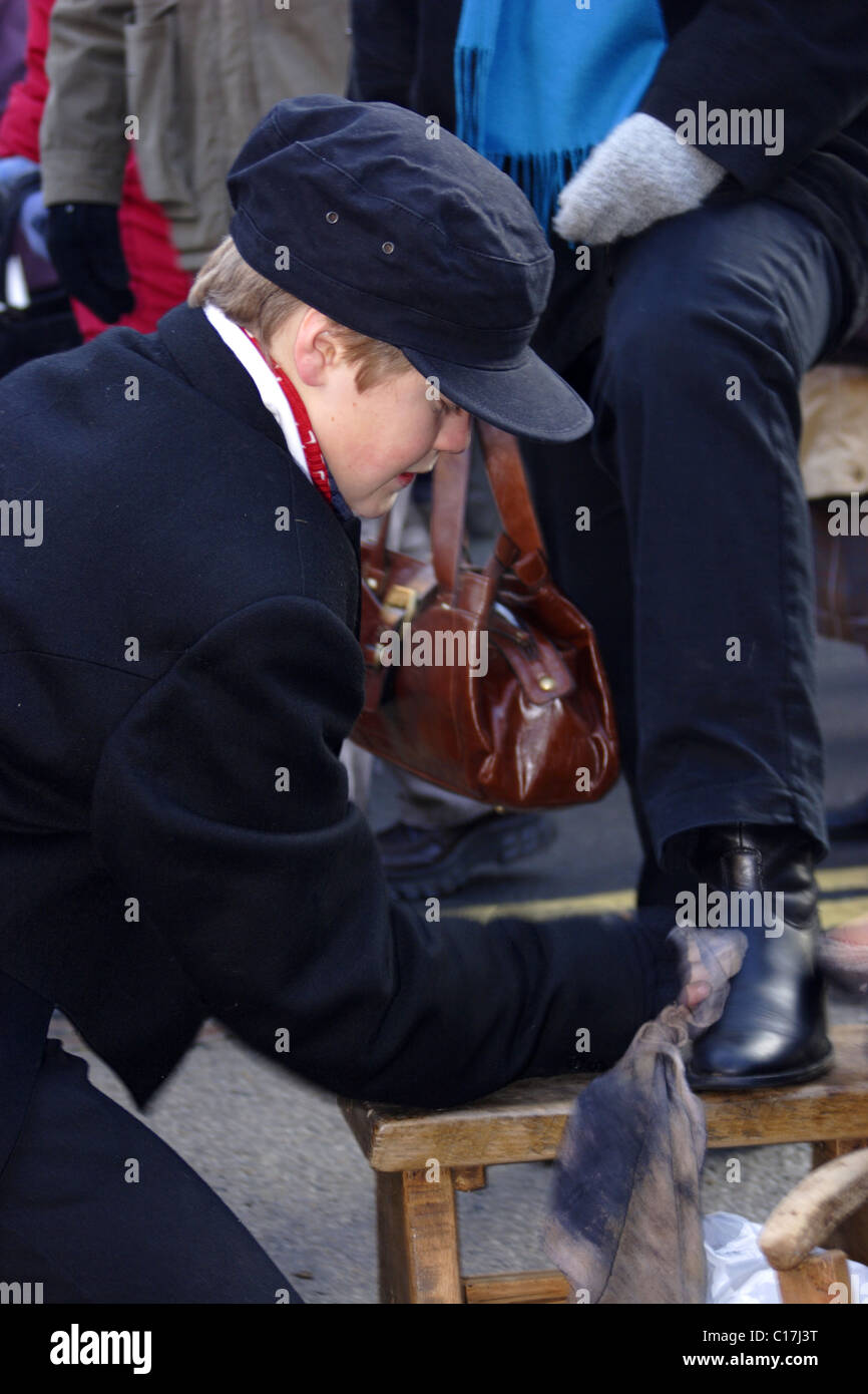 Shoe shine boy hi-res stock photography and images - Alamy
