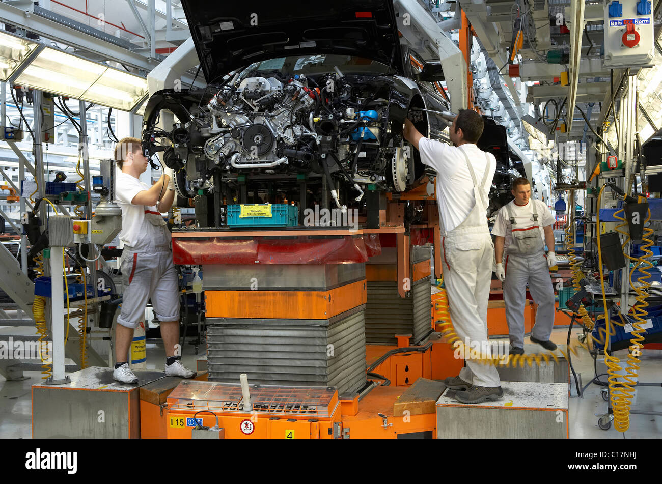 AUDI AG, assembling of an A8 model, Neckarsulm, Germany Stock Photo - Alamy