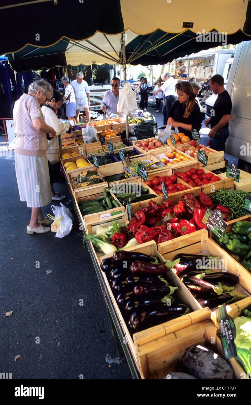 Carpentras market hi-res stock photography and images - Alamy