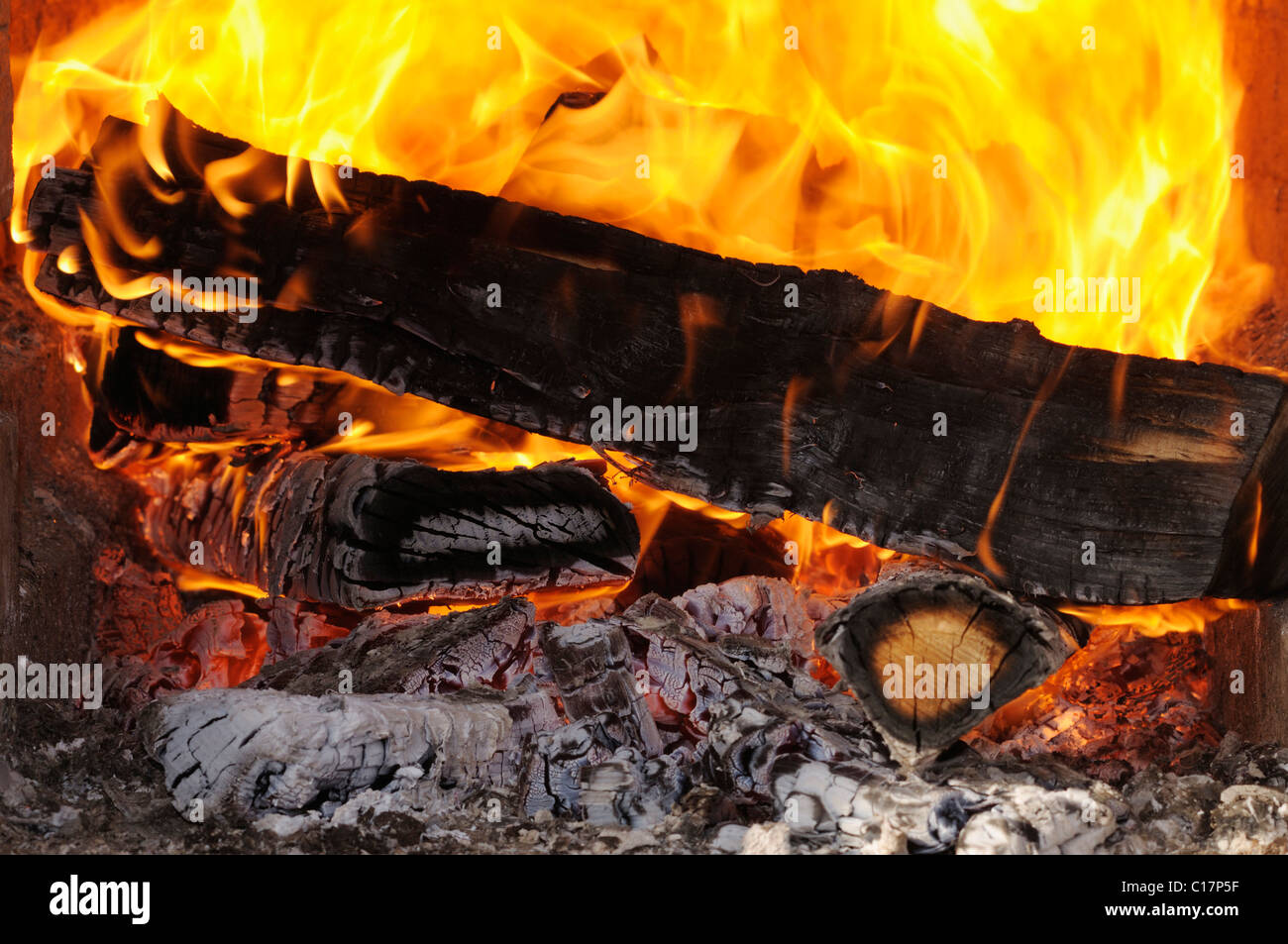 Fireplace logs flames hi-res stock photography and images - Alamy