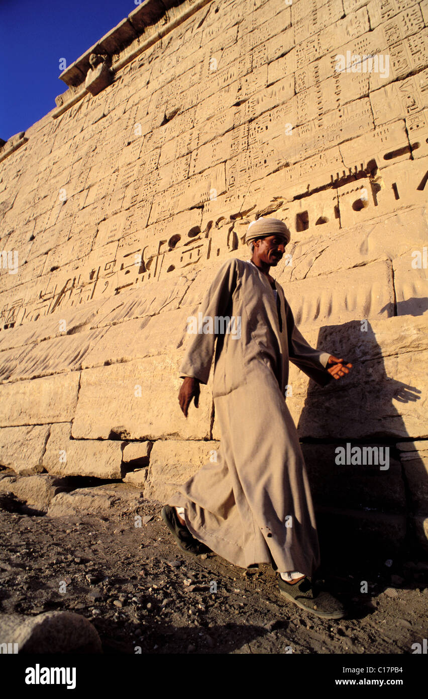 Medinet habou temple hi-res stock photography and images - Alamy