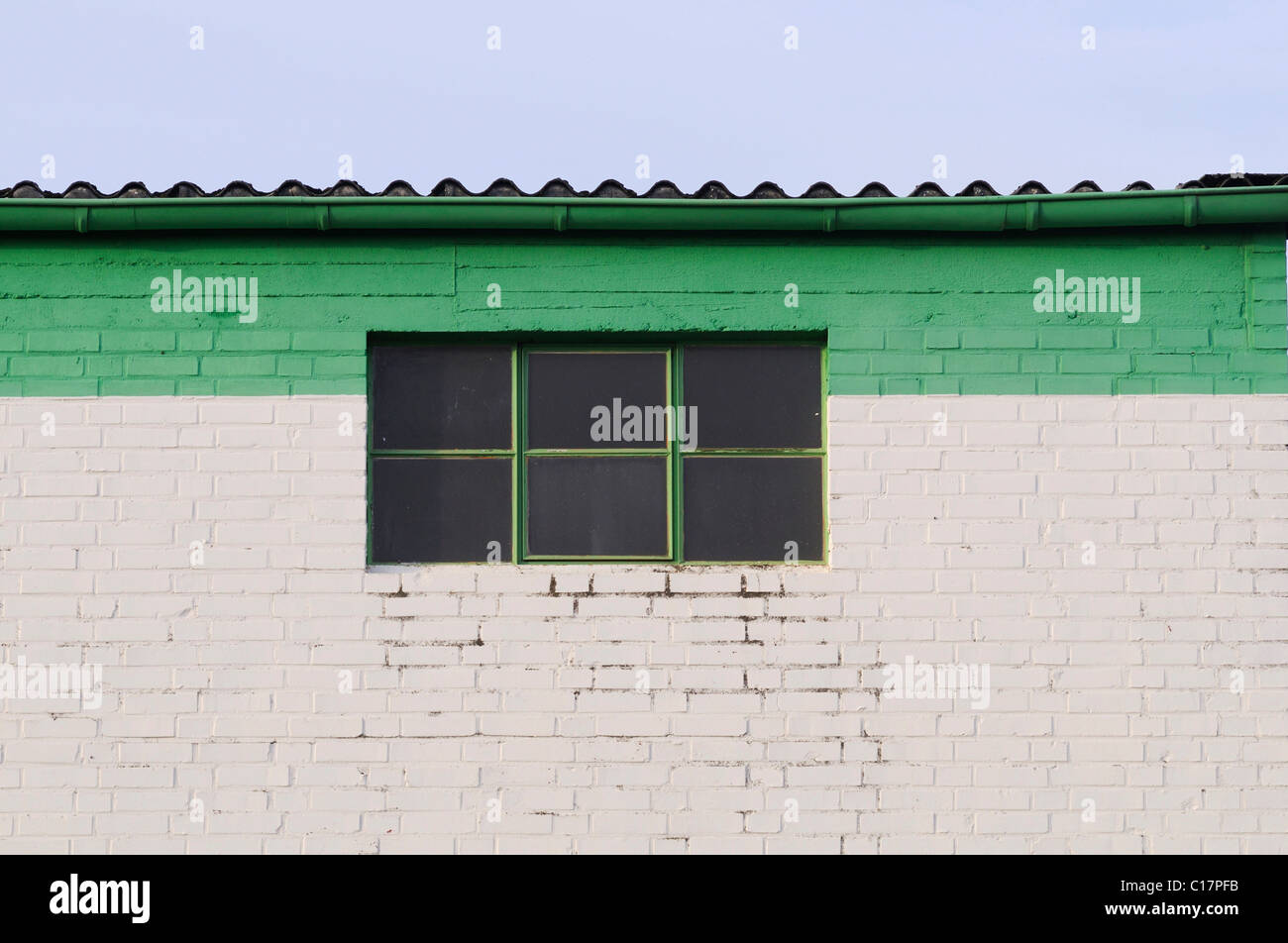Warehouse exterior roof hi-res stock photography and images - Alamy