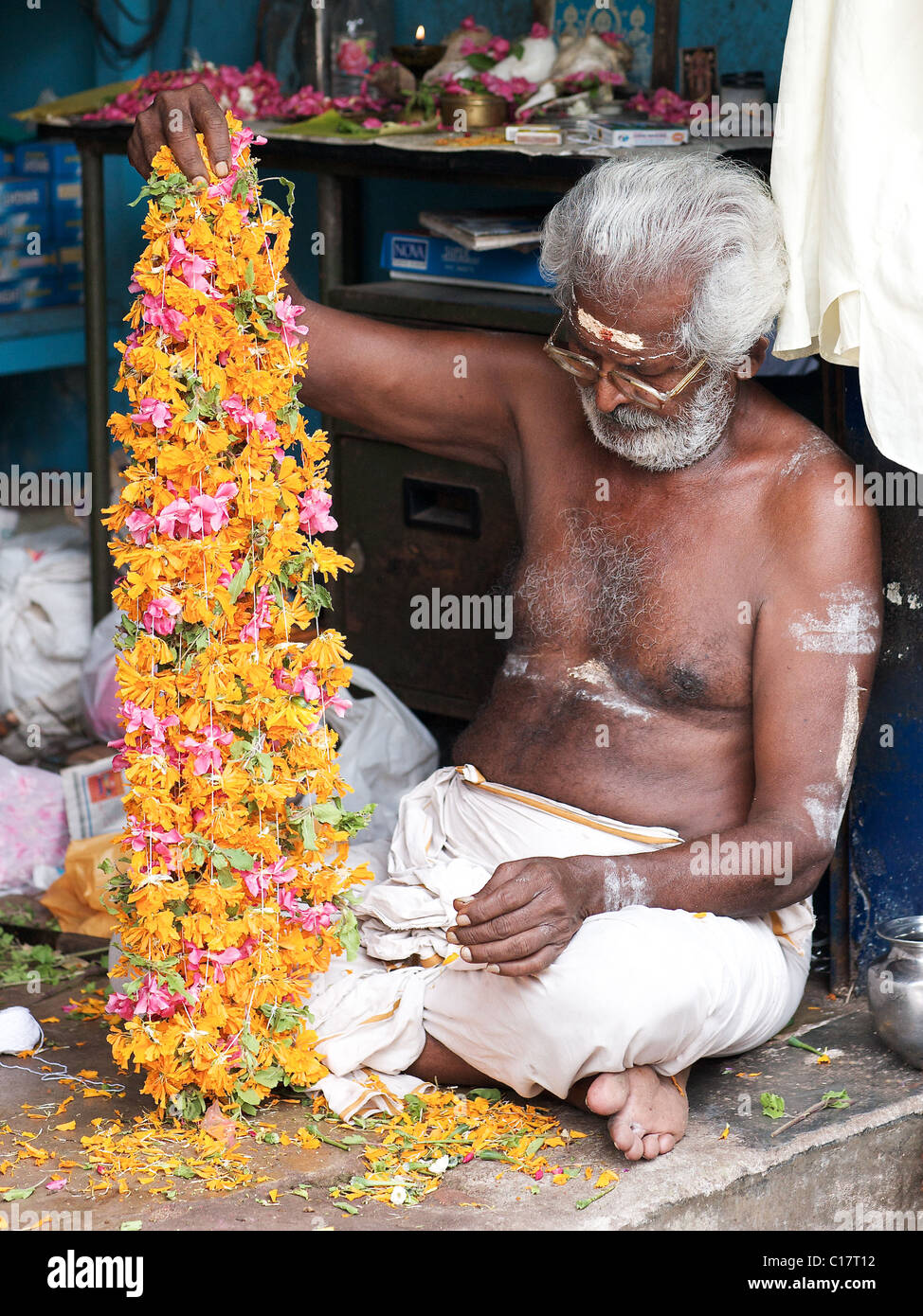 Garland maker, Fort Cochin, Kerala, India Stock Photo - Alamy