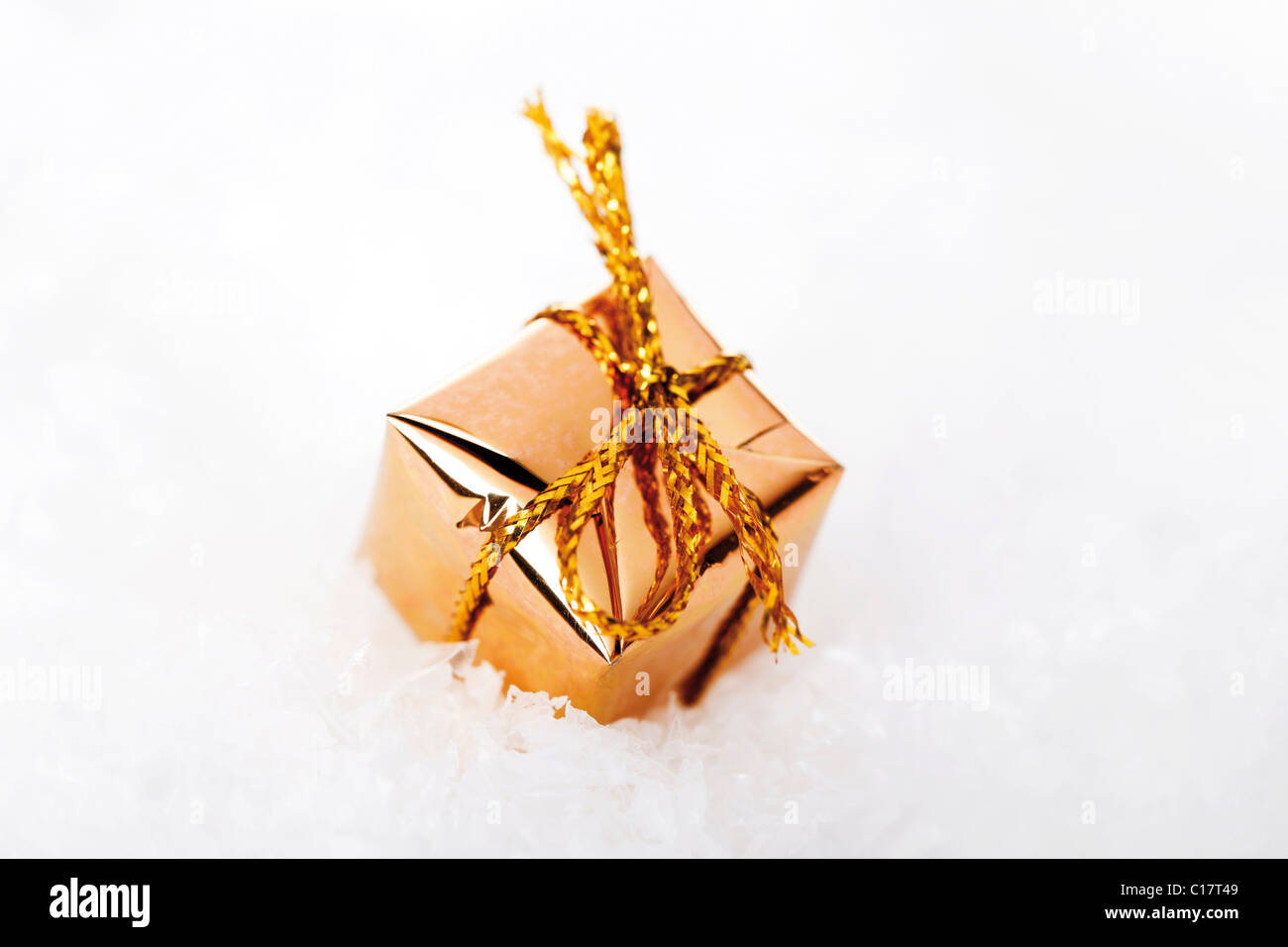 Goldenes Gift High Resolution Stock Photography and Images - Alamy