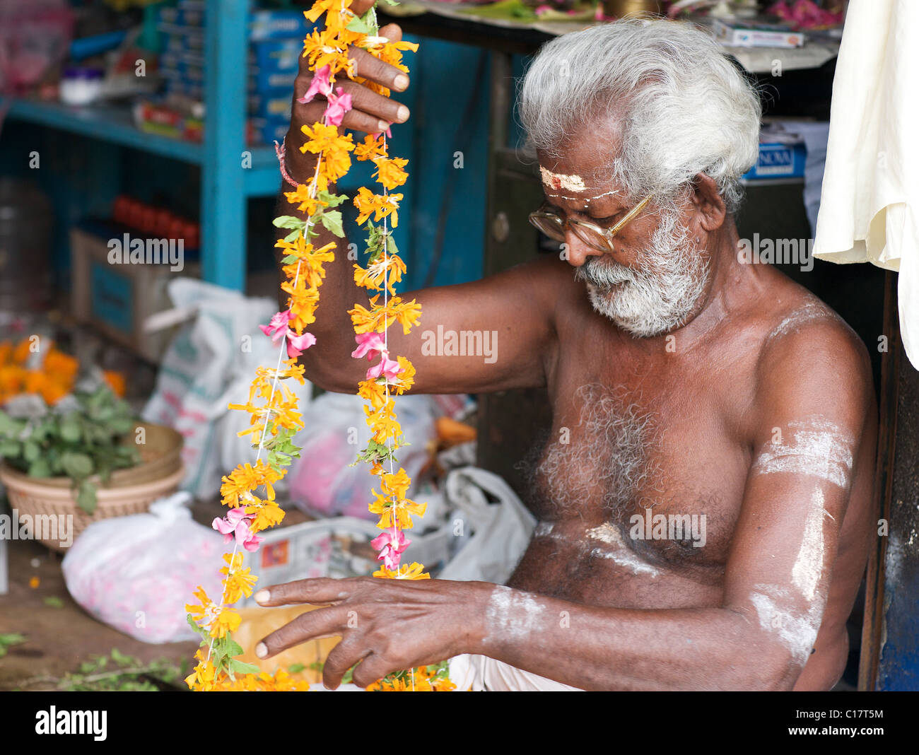 Garland maker hi-res stock photography and images - Alamy
