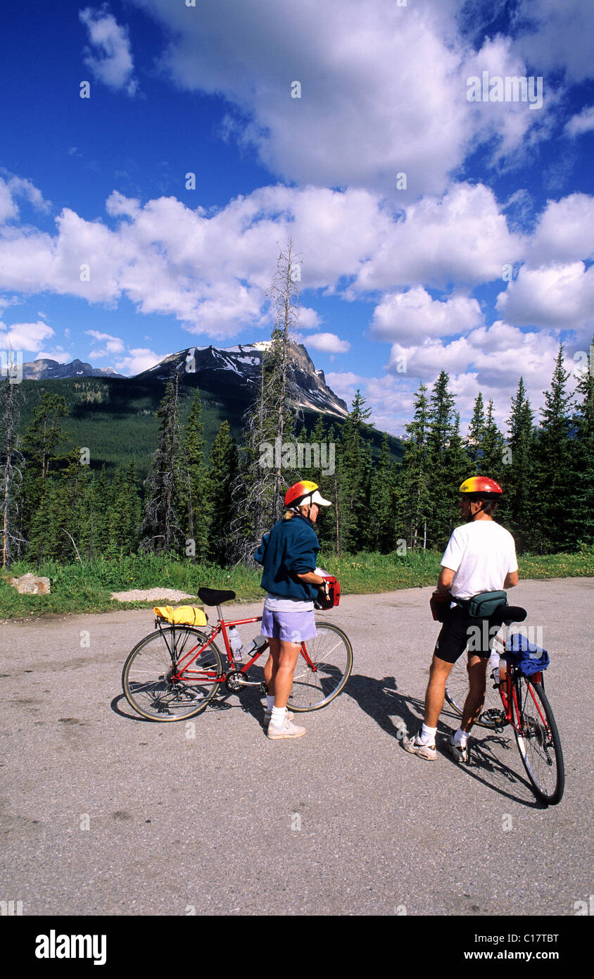 Canada, Alberta, the Rockies, Banff National park, mountain bikers ...