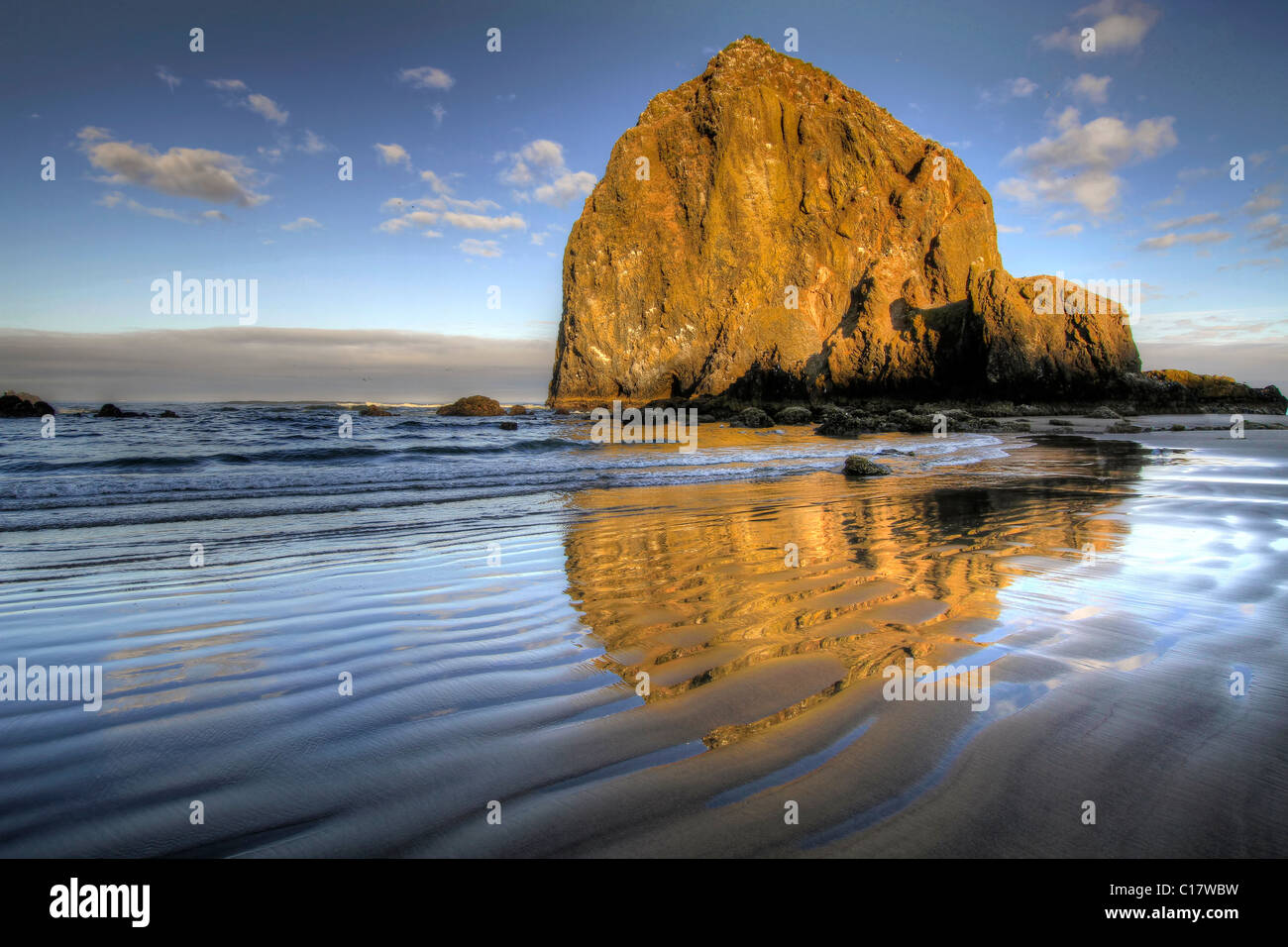 Haystack rock cannon beach oregon hi-res stock photography and images ...