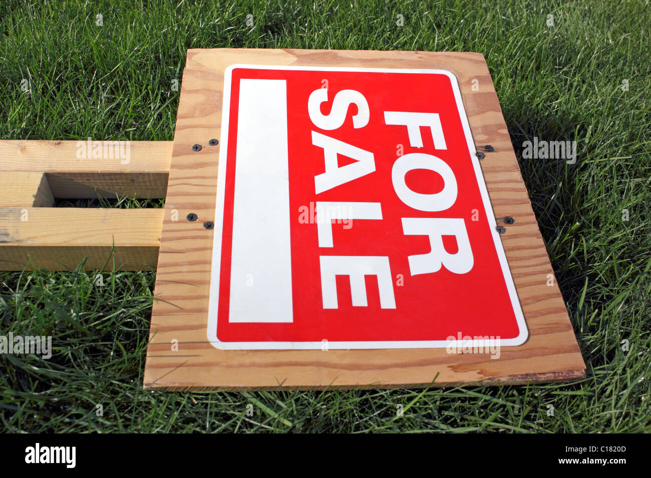 For Sale Sign on Green Grass Stock Photo - Alamy