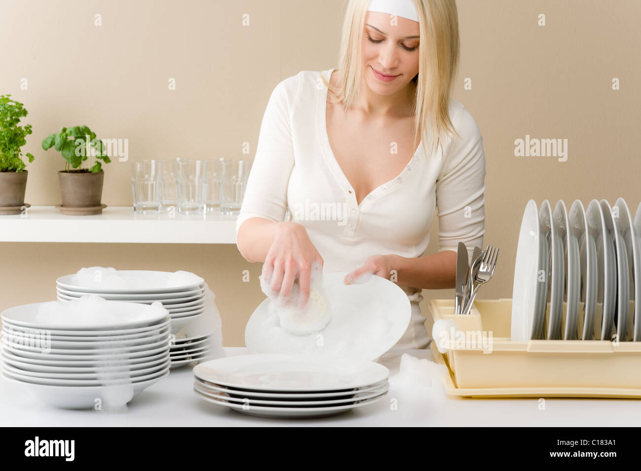 Modern kitchen - happy woman washing dishes, housework Stock Photo - Alamy