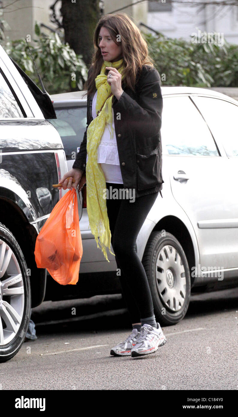 Pregnant Jools Oliver leaves her house to run errands, sporting an ever ...