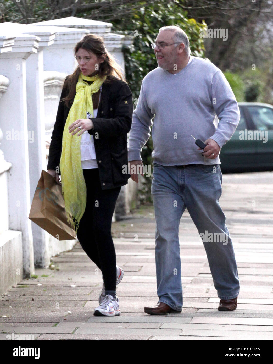 Pregnant Jools Oliver leaves her house to run errands, sporting an ever ...