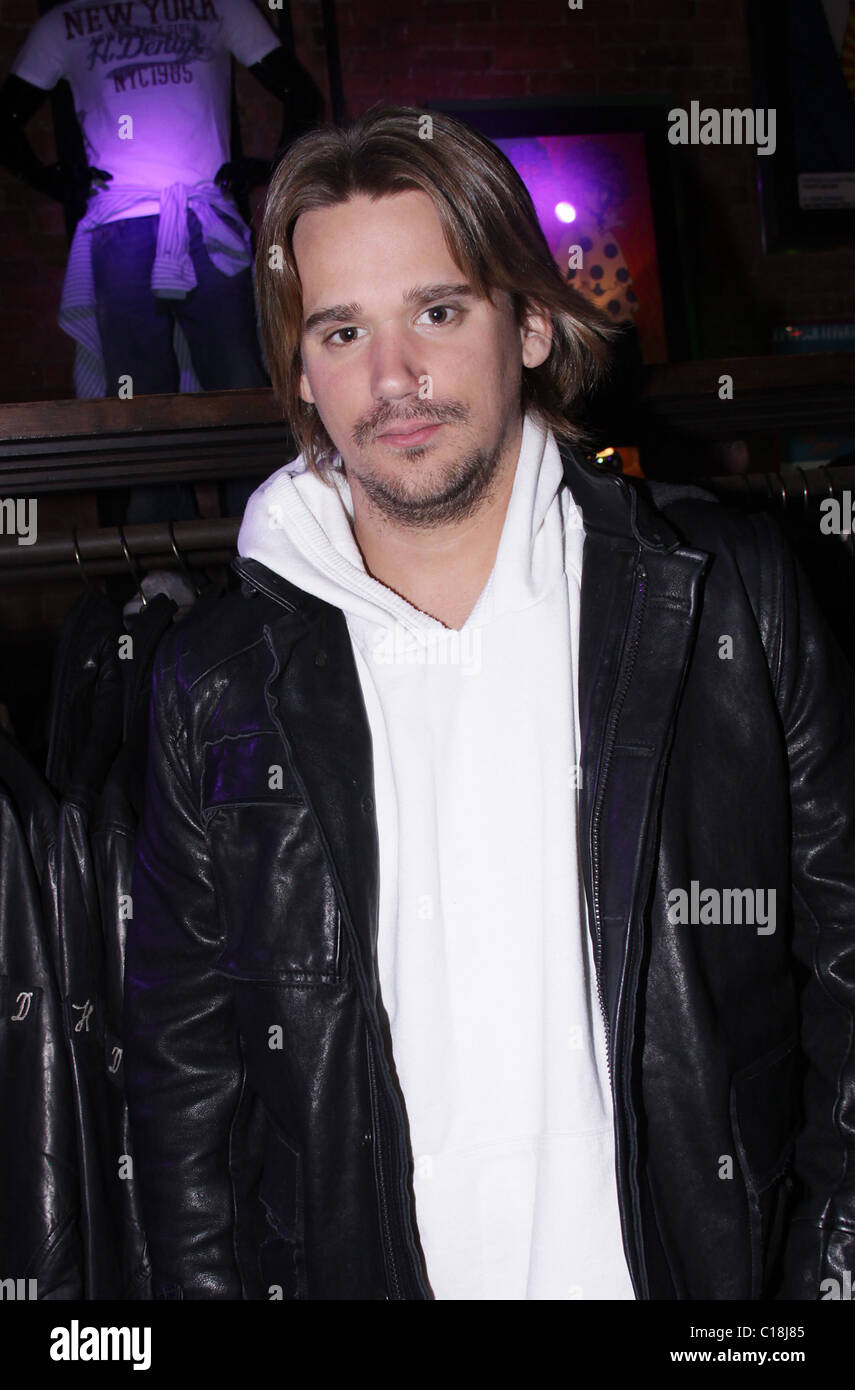 Sean Stewart Marky Ramone's Rock Scene collection with a performance by ...