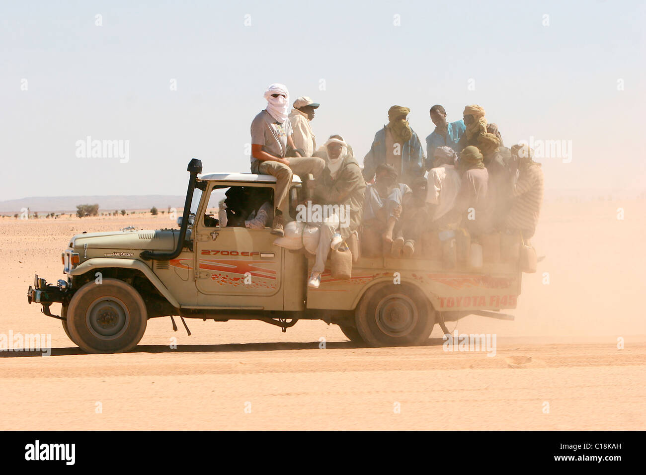 A truck with migrants crossing the Sahara Niger Stock Photo - Alamy