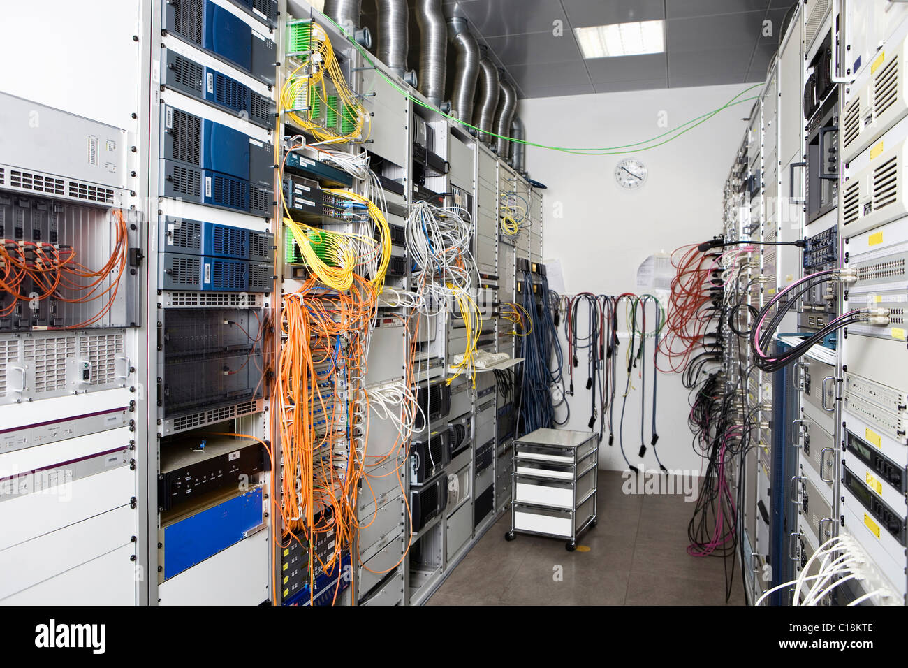 Server room mess hi-res stock photography and images - Alamy