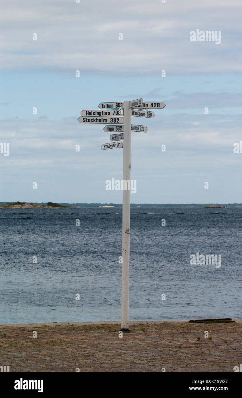 Road sign with arrow hi-res stock photography and images - Alamy