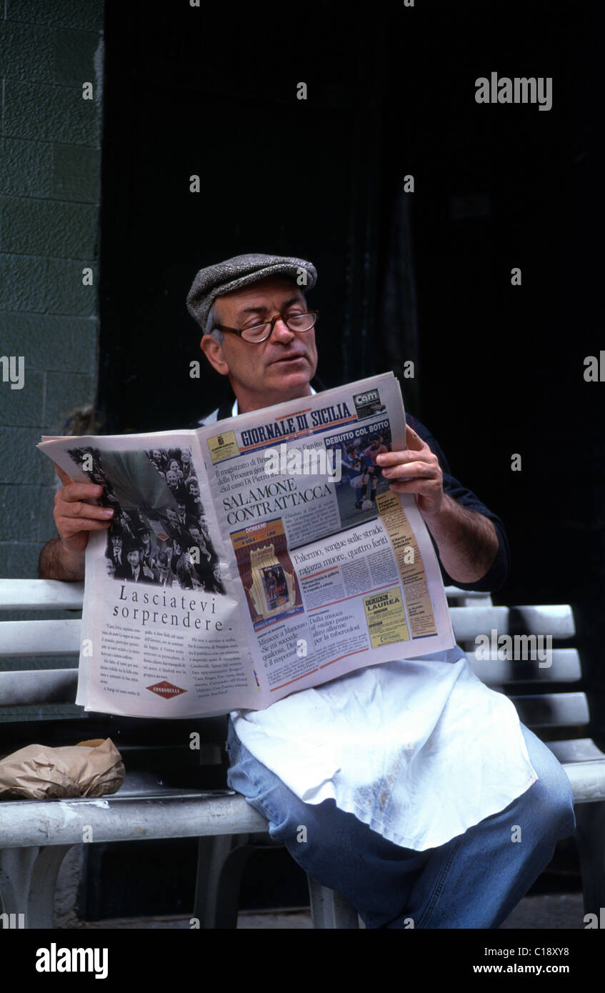 Italiy, Sicily, man reading a newspaper Stock Photo - Alamy