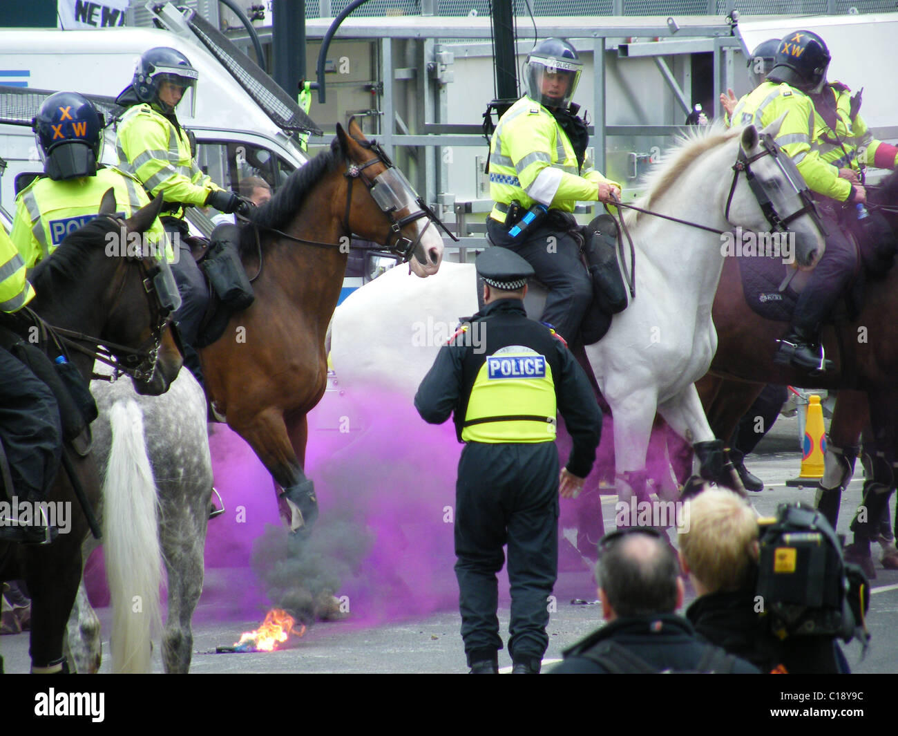 British Riot Police fight to control demonstrators of the EDL (English ...